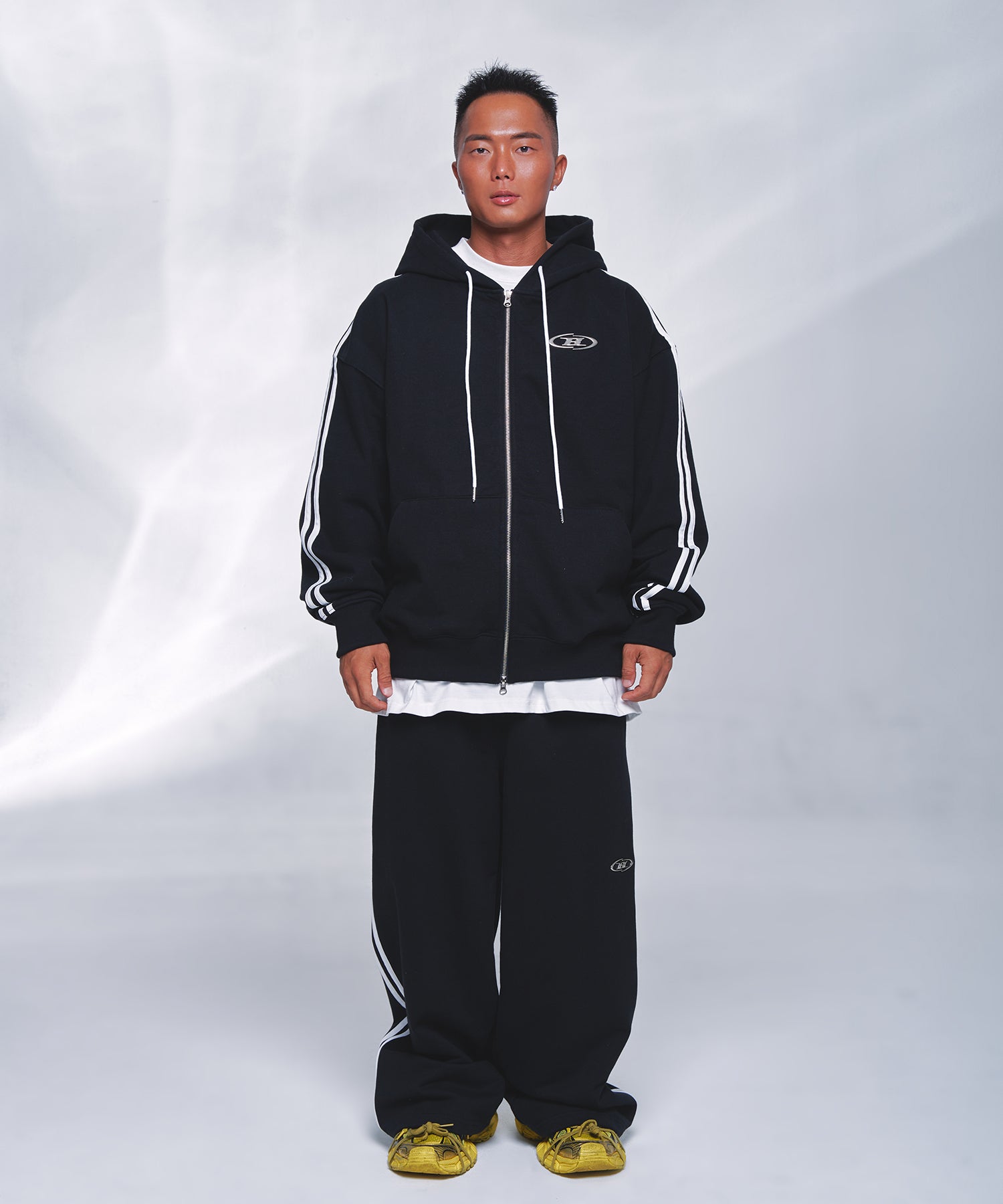 CHROME B LOGO TRACK LINE WIDE PANTS [BLACK] – BORNTOWIN . HONG KONG